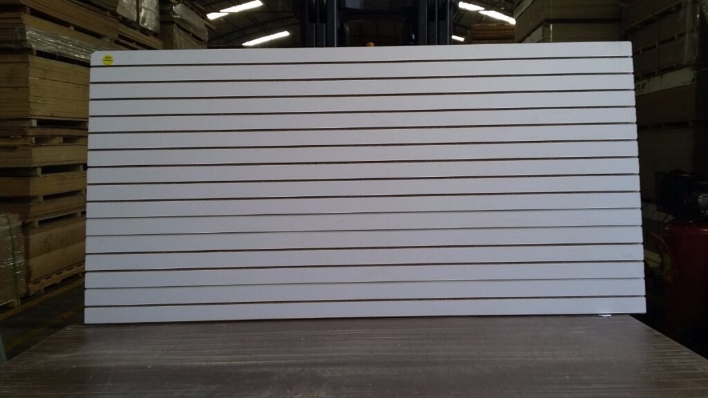 MDF EXHIBIPANEL RANURADO BLANCO - 18MM Maderas y Triplay El Arbolito